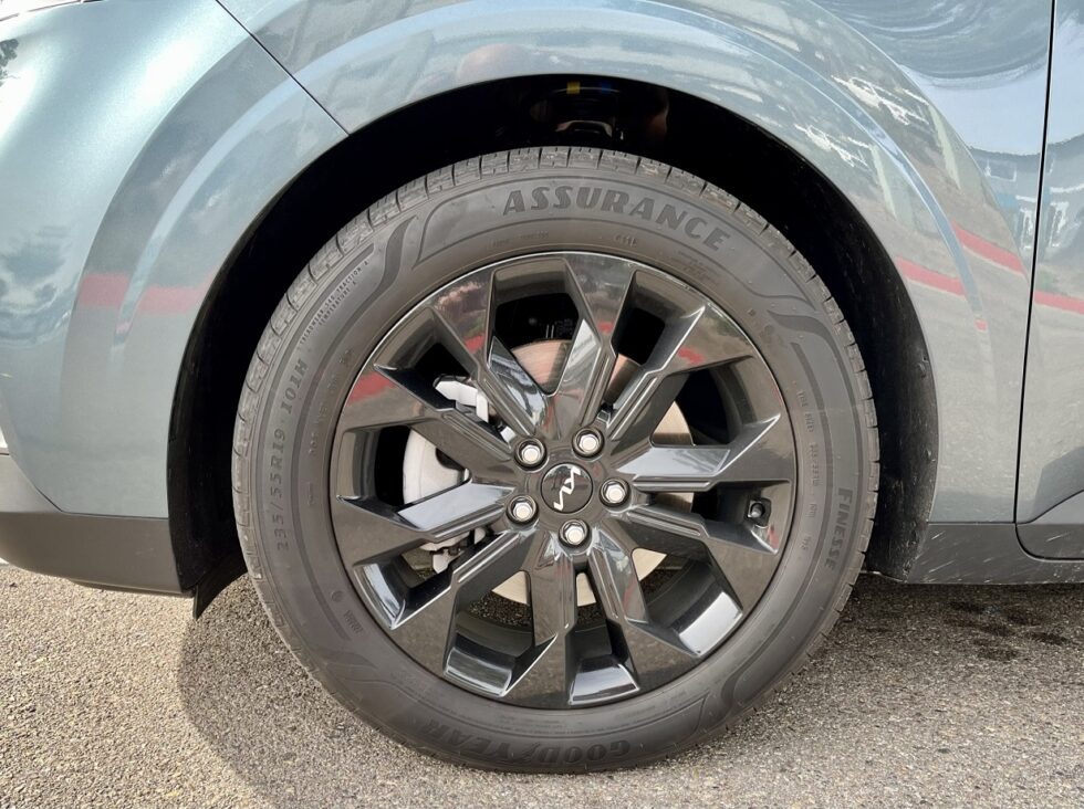 2023 Kia Carnival Tire Size