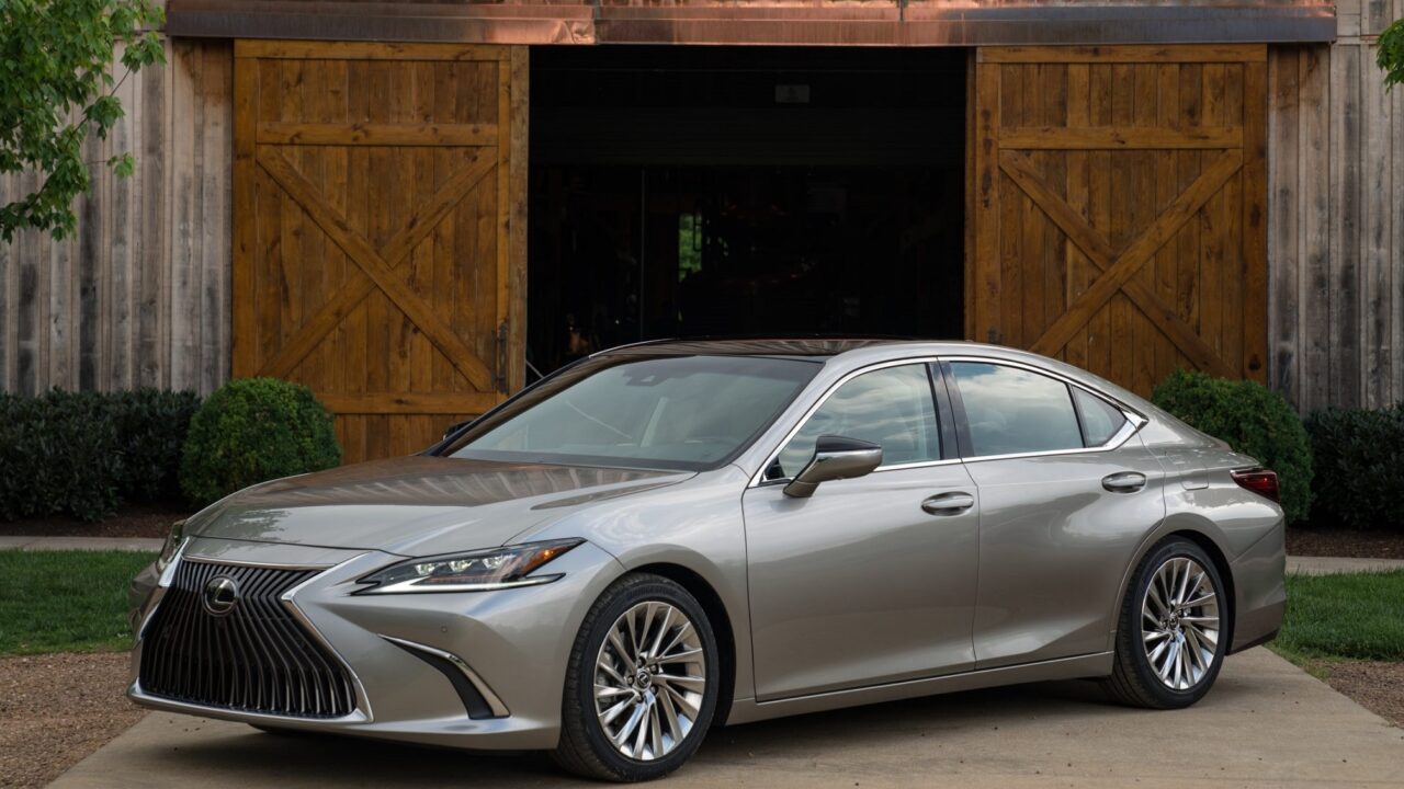 Lexus ES 300h Ultra Luxury Review - Maynards Garage